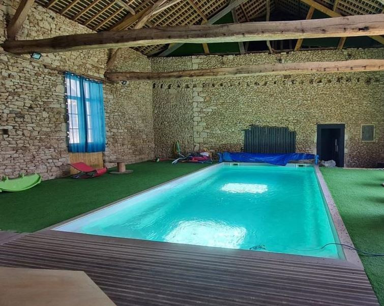 Gîte avec piscine intérieure chauffée